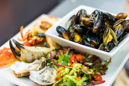 Food and drink, food producers eating out in cafes, hotels & restaurants,